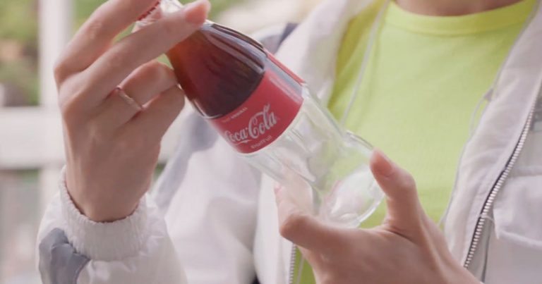 Coca Cola cambia su empaque para que veas “el vaso medio lleno”