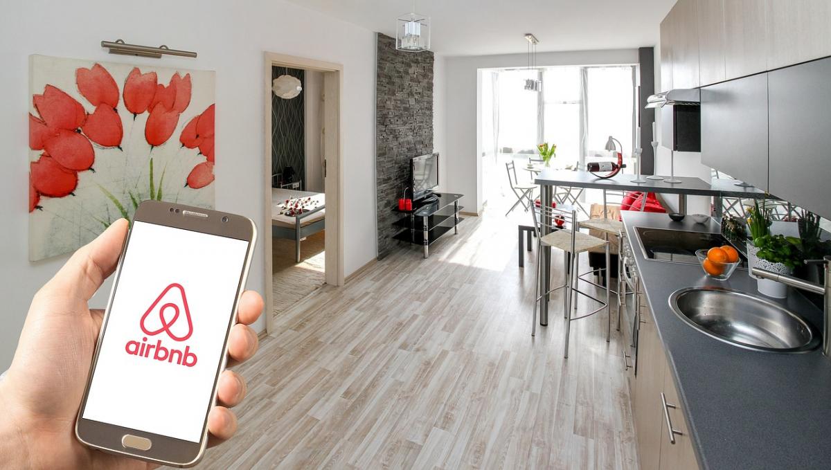 Airbnb registró ganancias récord en el tercer trimestre del año pese a ...
