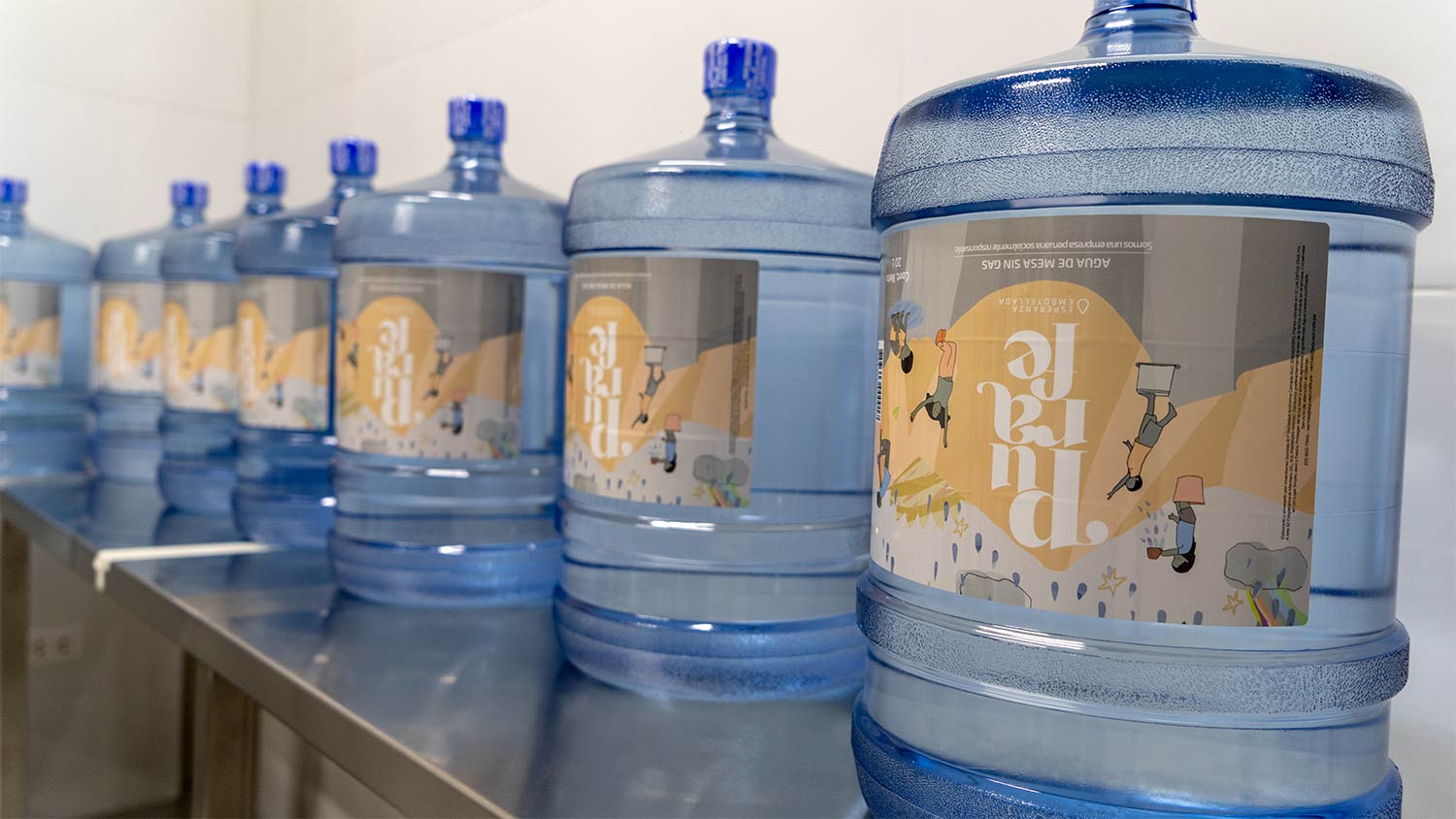 Agua Pura Fe: la marca que refresca la esperanza