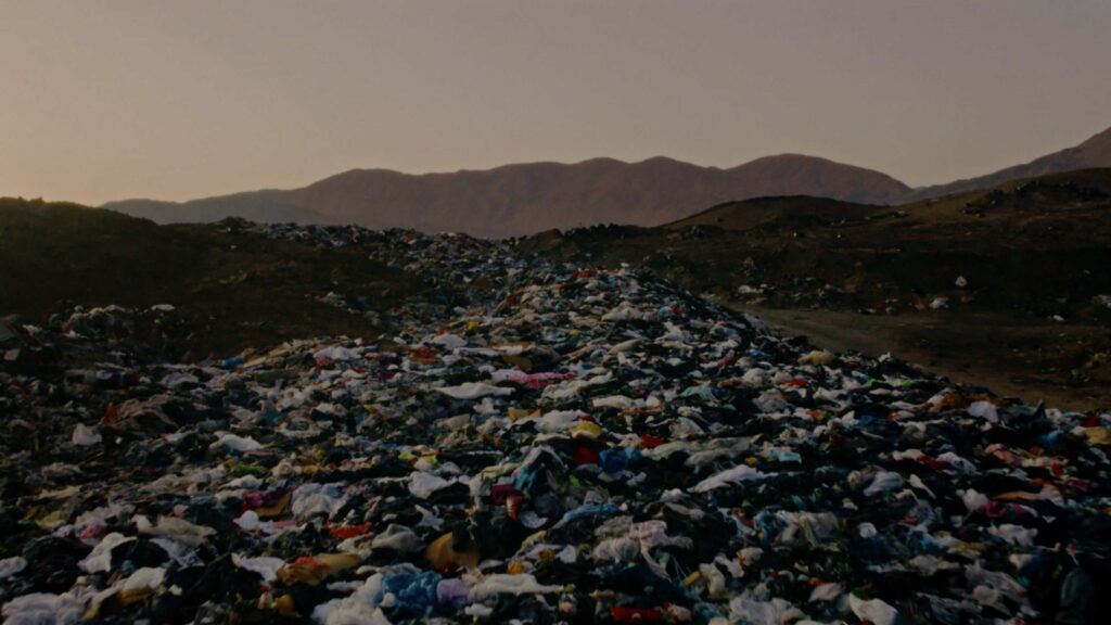 Lanzan colección de ropa con prendas recicladas del desierto de Atacama