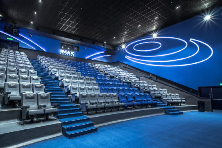 ¿Buscas emociones en pantalla gigante? Llega a Perú la primera sala de ...