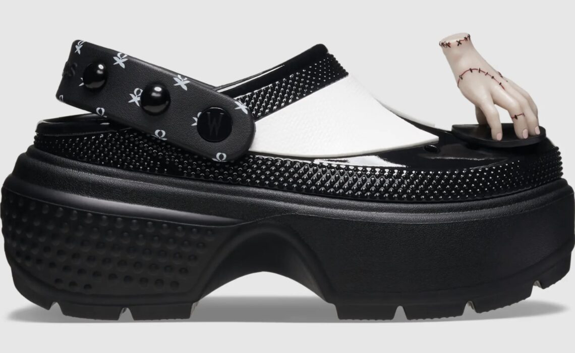 Crocs presenta su nueva colección inspirada en Merlina Addams - Mercado ...