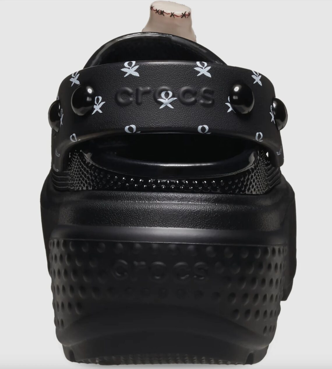 Crocs presenta su nueva colección inspirada en Merlina Addams - Mercado ...